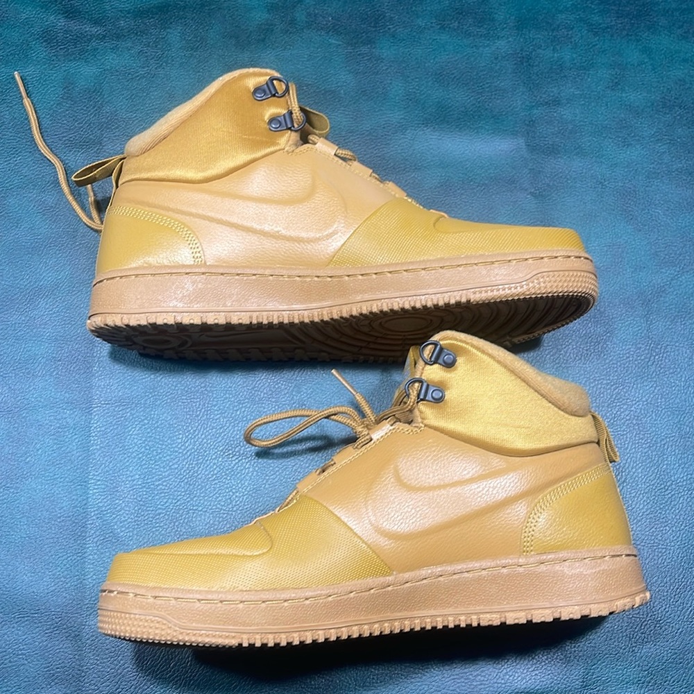 Nike Gold Sneakers - Gem